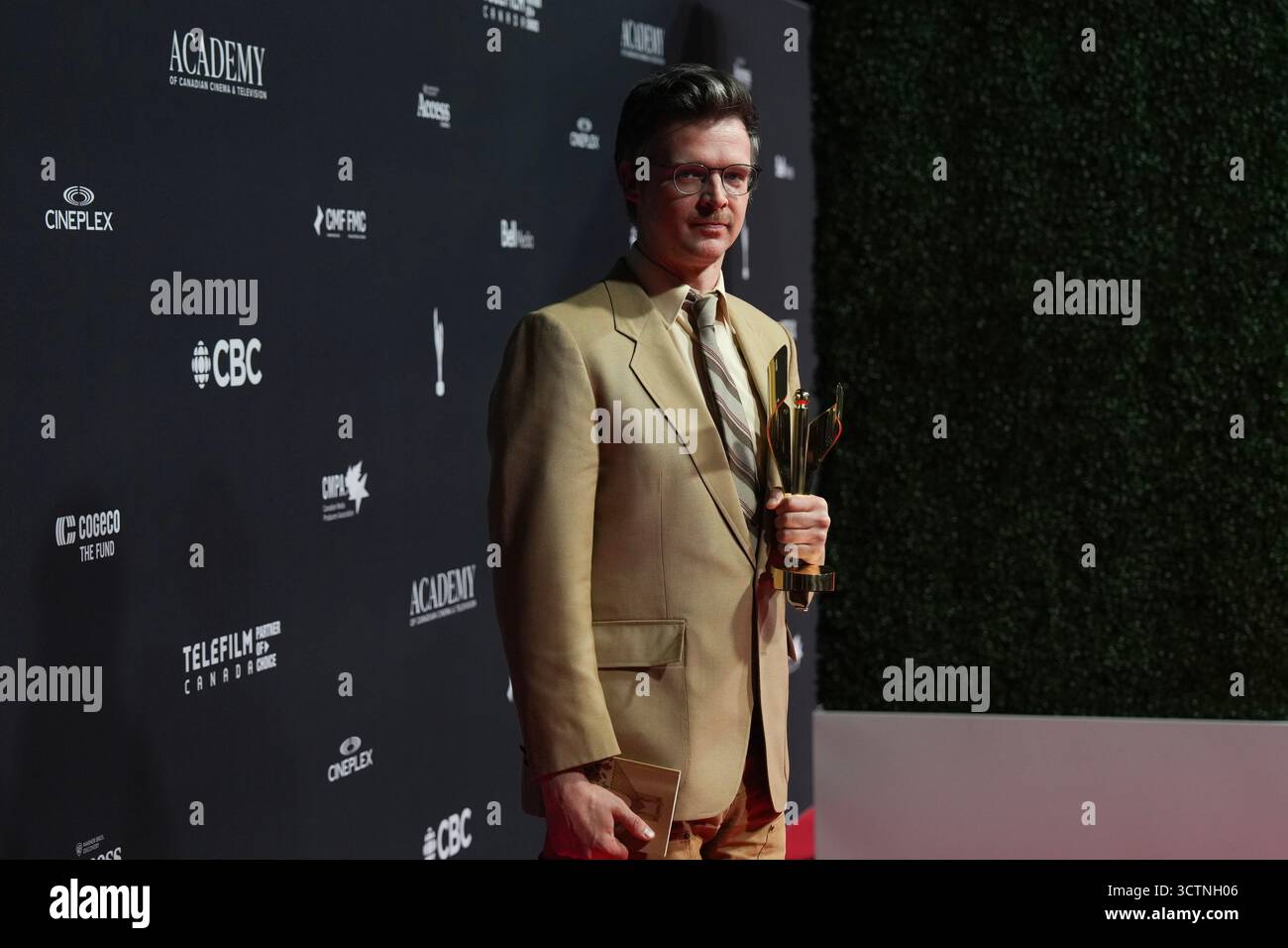 Matthew Rankin, lauréat du prix de la meilleure réalisation, pose pour ...