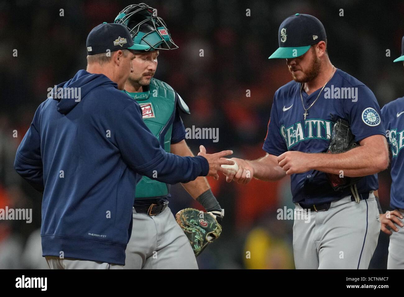 Seattle Mariners manager Dan Wilson, left, removes pitcher Caleb ...