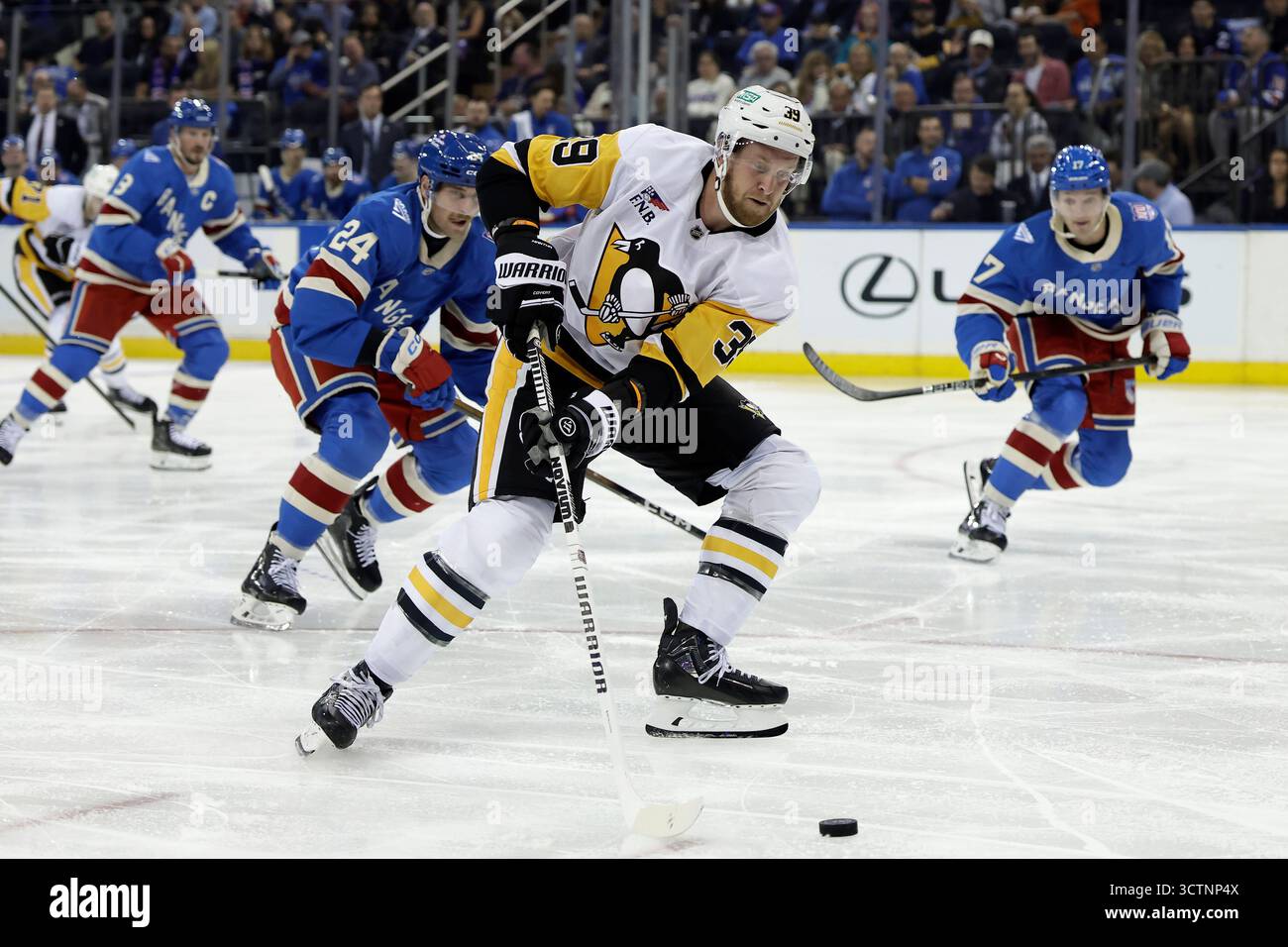 Pittsburgh Penguins right wing Anthony Mantha (39) controls the puck ...