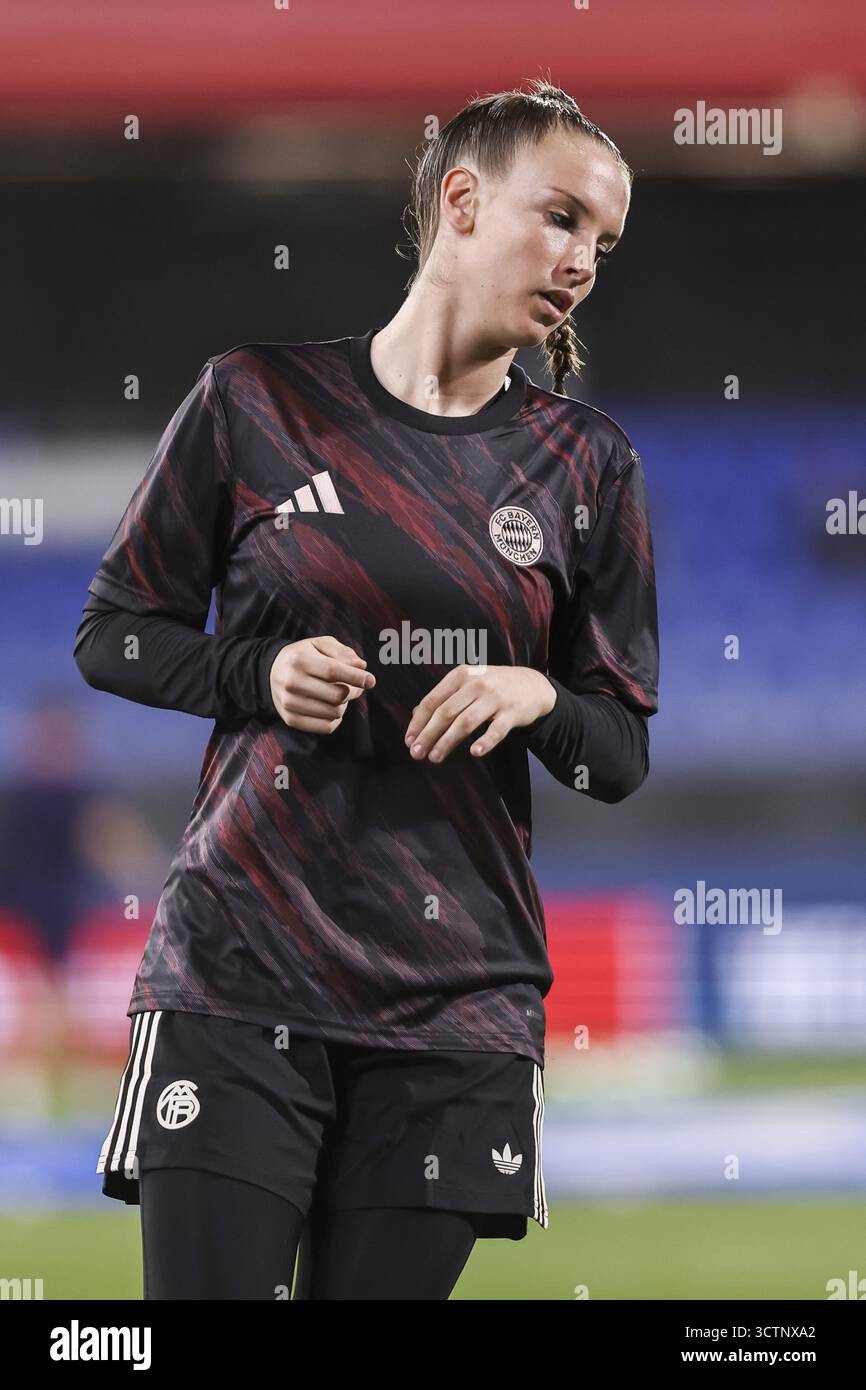 Ena Mahmutovic of Bayern Munich warms up during the Women's Champions ...