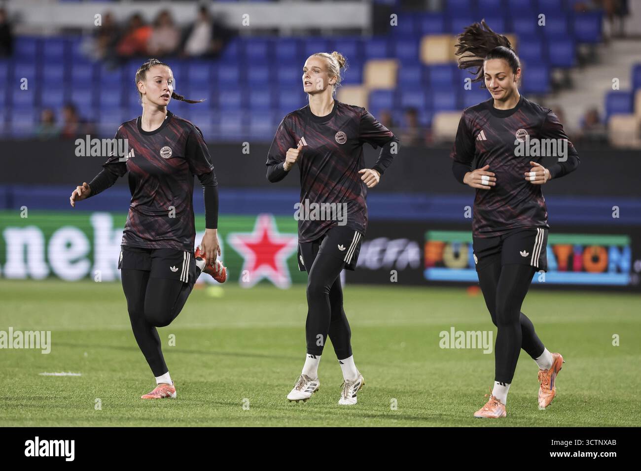 Ena Mahmutovic, Anna Klink, Maria Luisa Grohs of Bayern Munich warms up ...