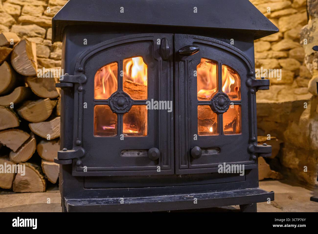 Log burner in house hi-res stock photography and images - Alamy