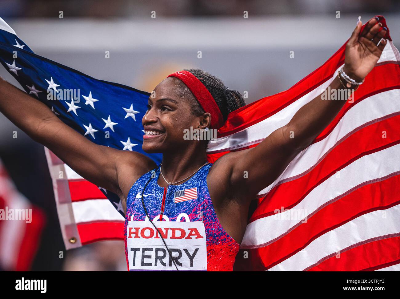 Twanisha Terry celebrating her victory with her country's flag at the ...