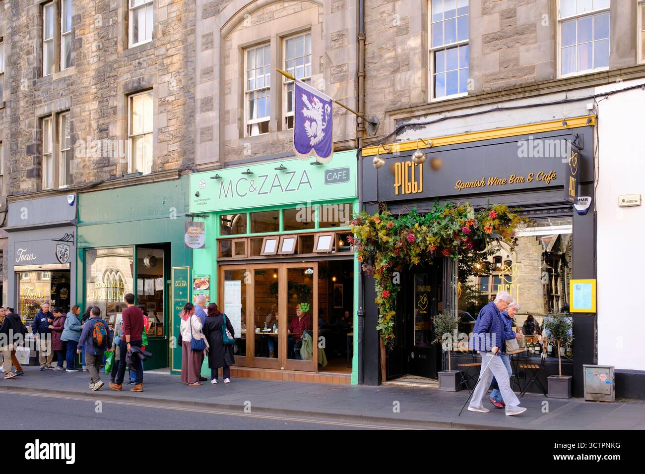 Street scene on the Canongate, Royal Mile, Edinburgh – featuring Piggs ...