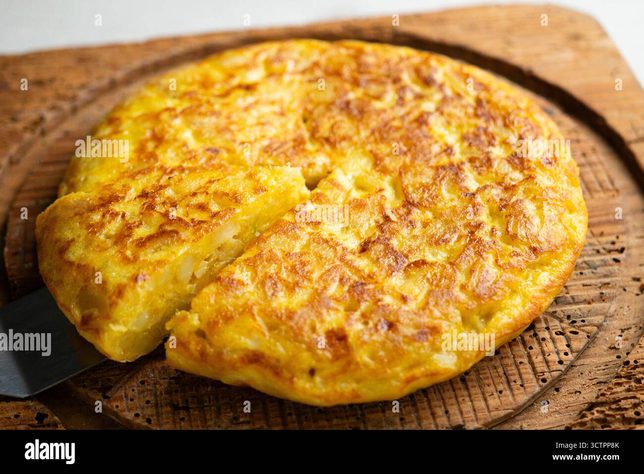 Traditional Spanish potato omelet. Step-by-step recipe to learn how to ...