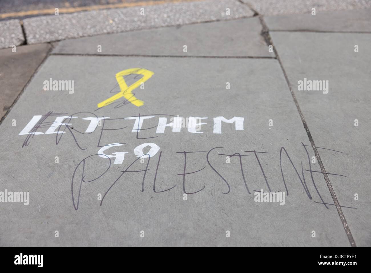 Manchester , UK. 08 OCT, 2025. "Let Them Go" stencil for Israeli ...