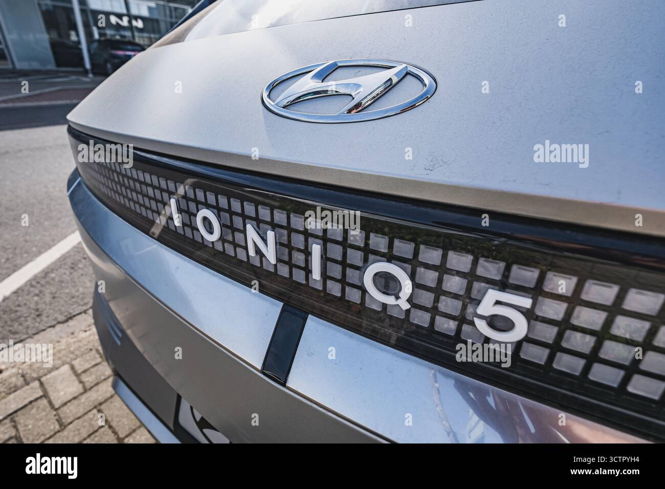 Hyundai badge logo on hi-res stock photography and images - Alamy
