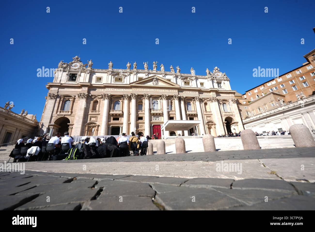 Faithful attend the Pope Leo XIV weekly general audience in St. Peter's ...
