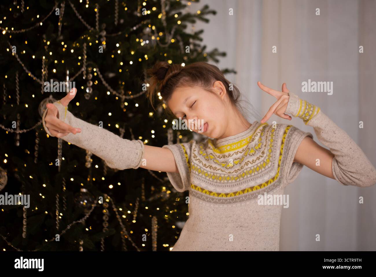 Girl making peace sign hi-res stock photography and images - Alamy