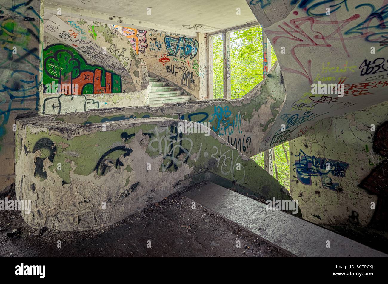 Abandoned Building with Graffiti and Decayed Architecture – Urban ...