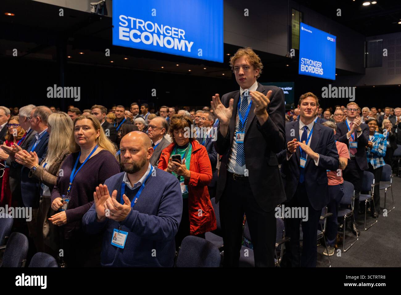 Manchester , UK. 08 OCT, 2025. James McAlpine, 7ft 2 viral scottish ...