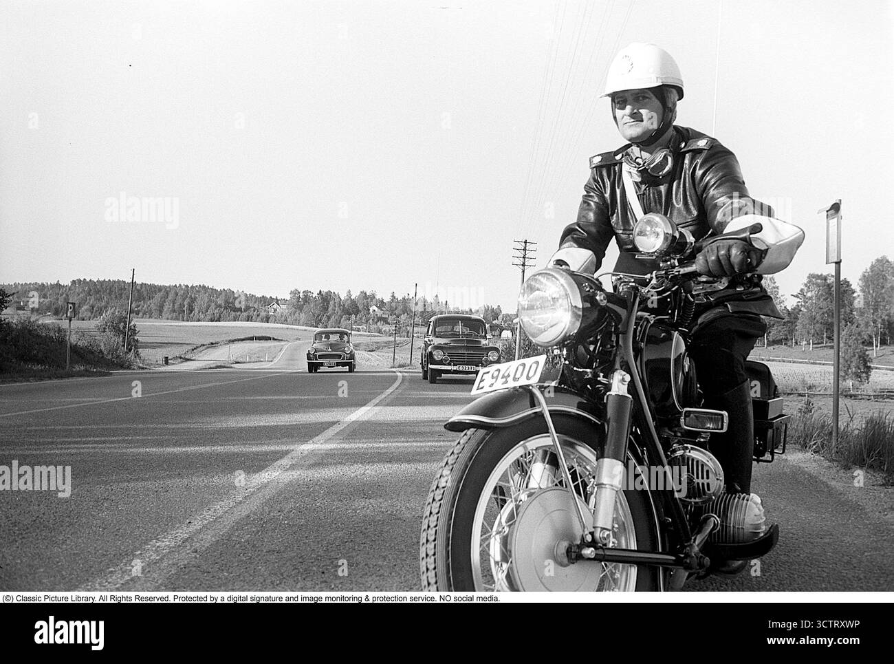 1950s police officer on motorcycle hi-res stock photography and images ...
