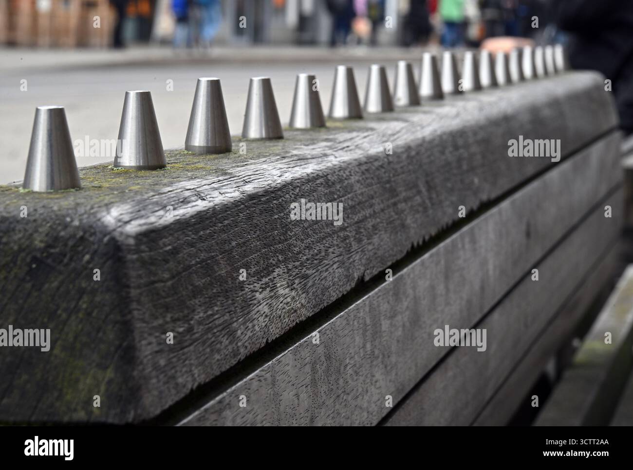 Erfurt, Germany. 08th Oct, 2025. Metal spikes on the backrest of a ...