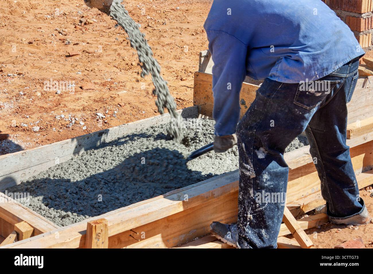 African worker pouring concrete hi-res stock photography and images - Alamy