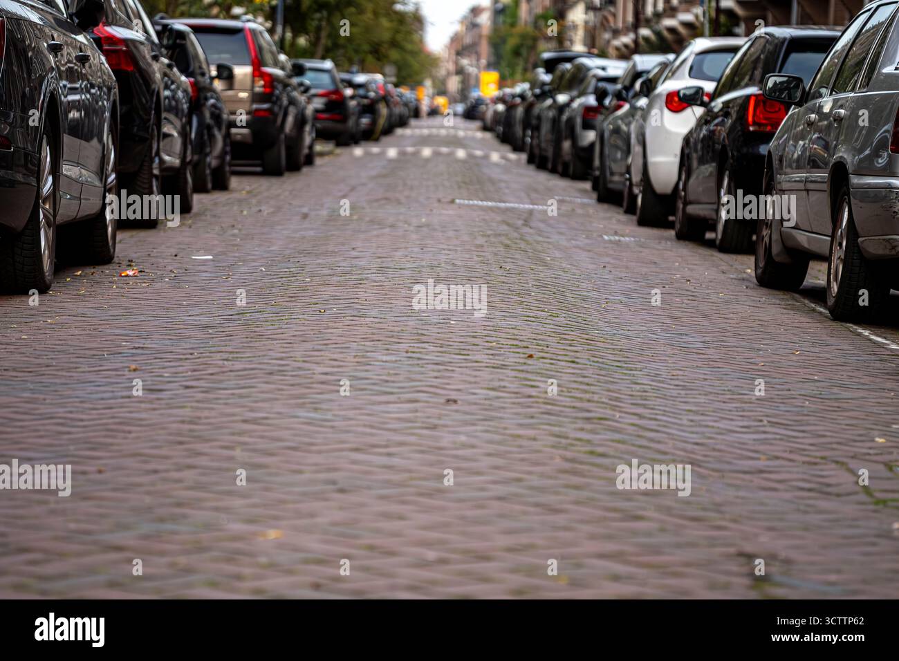 Line of cars parked on street hi-res stock photography and images - Alamy