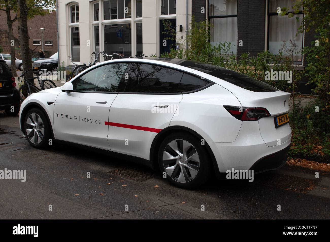 Tesla service company car hi-res stock photography and images - Alamy