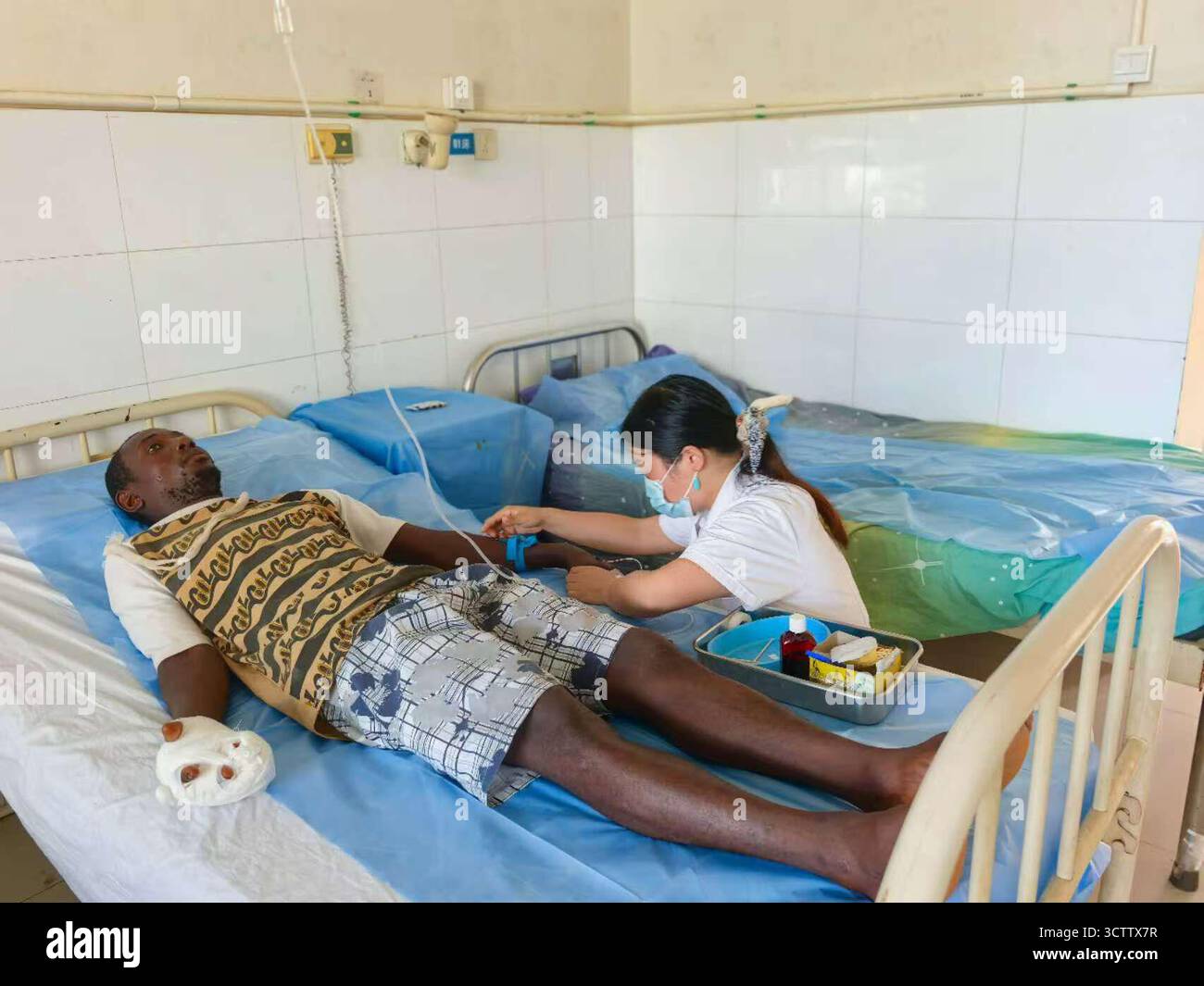 (251008) -- ACCRA, Oct. 8, 2025 (Xinhua) -- A member of the 26th batch ...