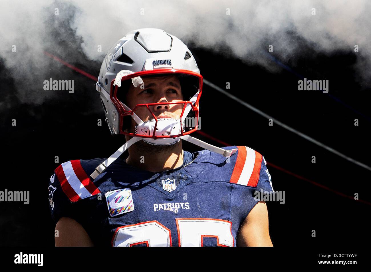 New England Patriots' Hunter Henry heads for the field before an NFL ...