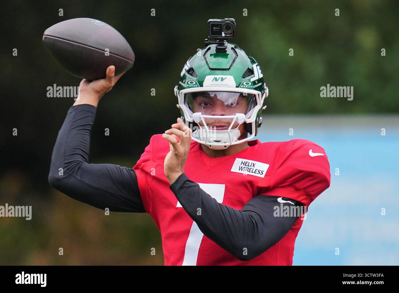 New York Jets quarterback Justin Fields (7) works out during NFL ...