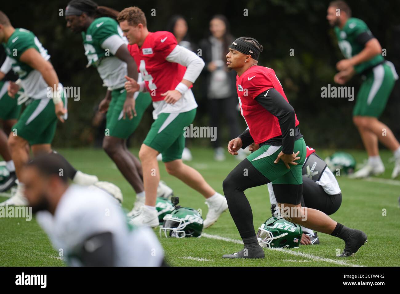 New York Jets quarterback Justin Fields (7) works out during NFL ...