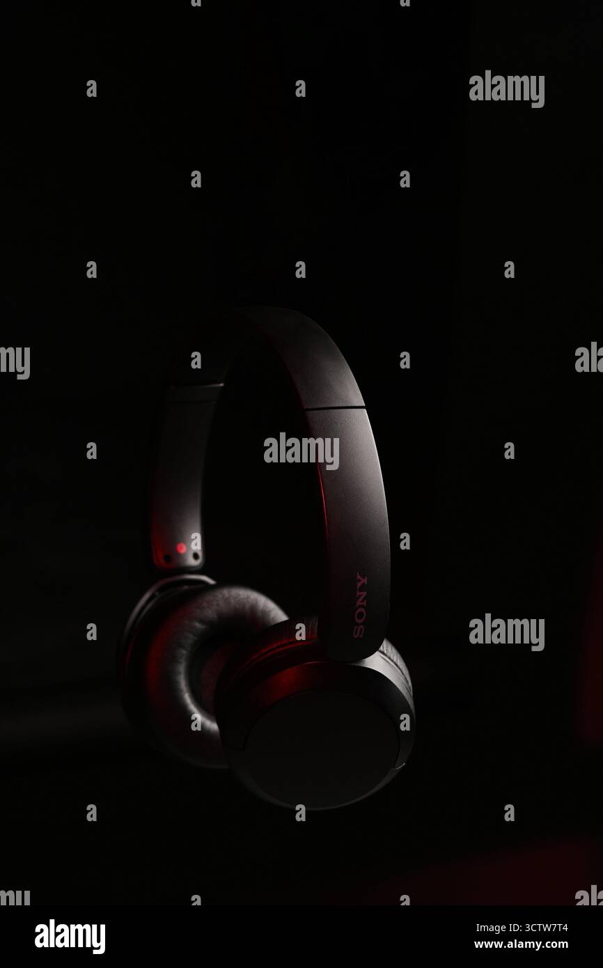 Headphone immersive sound hi-res stock photography and images - Alamy