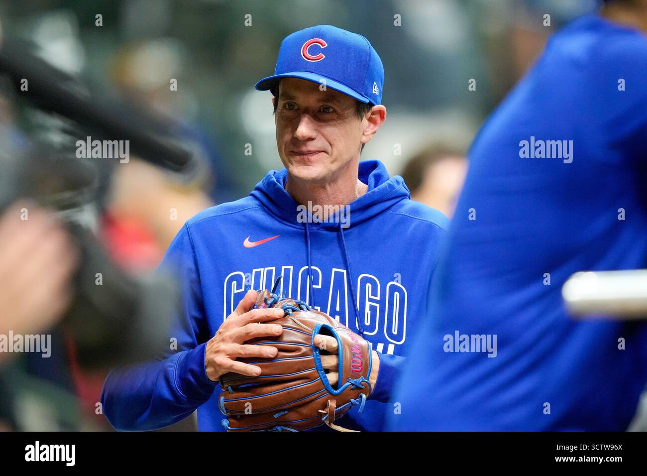 Chicago Cubs manager Craig Counsell watches batting practice before ...