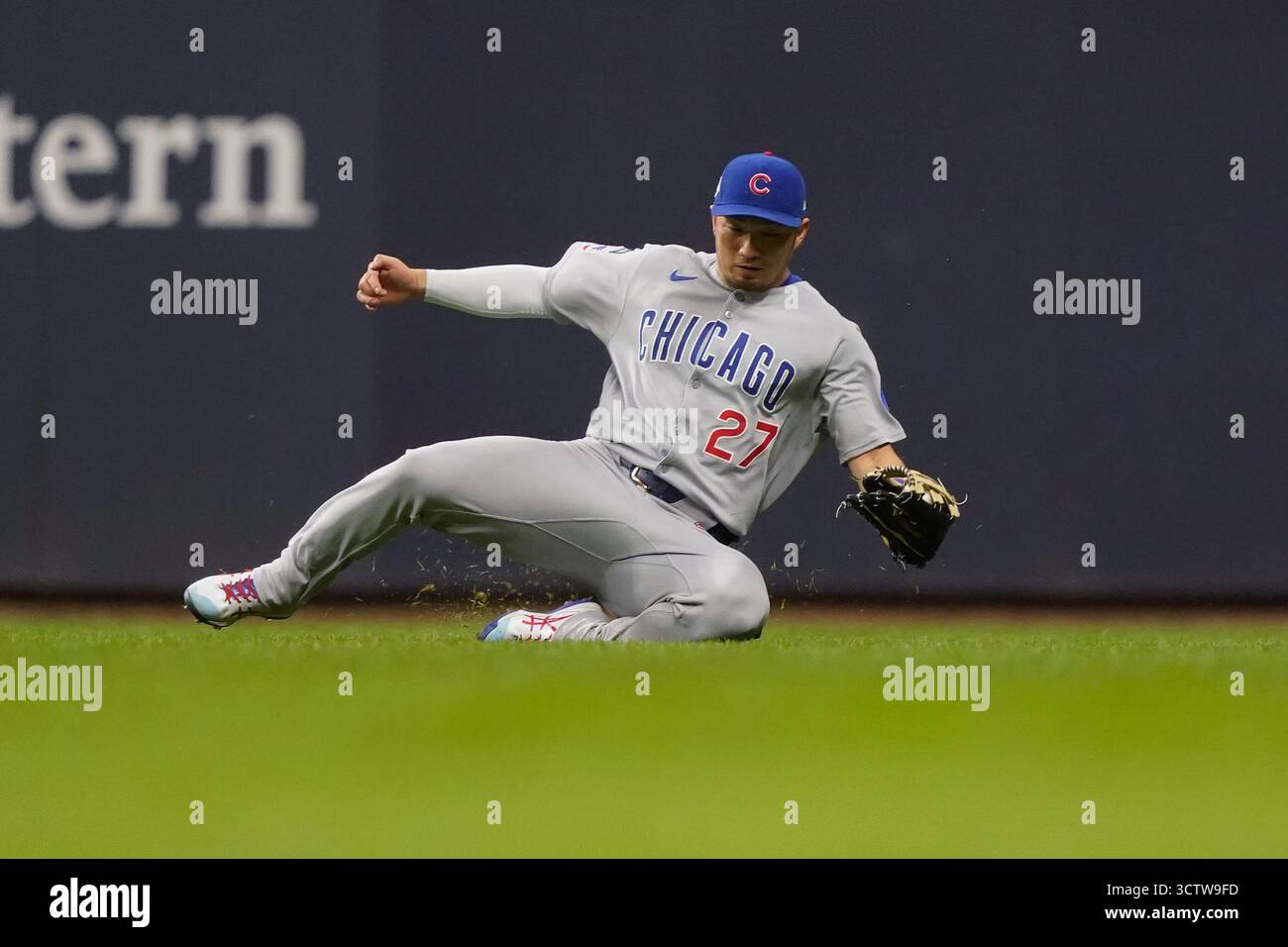 Chicago Cubs right fielder Seiya Suzuki fields the ball during the ...
