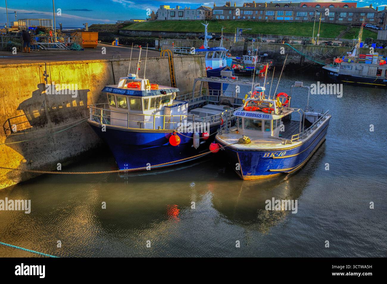 Fishing boats seahouses hi-res stock photography and images - Alamy