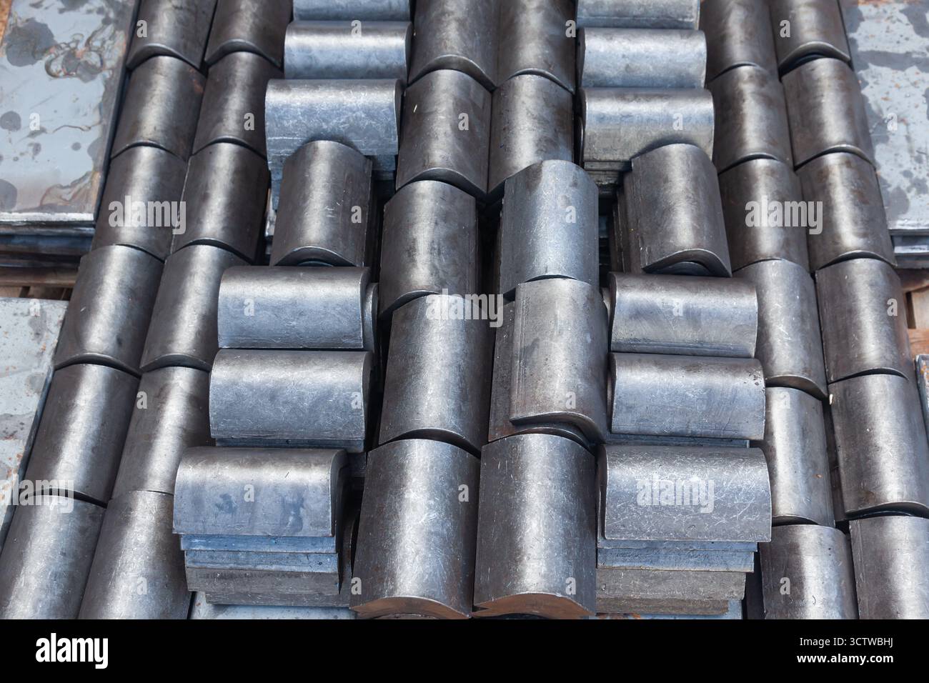 New steel products in the form of plates and linings for securing loads ...