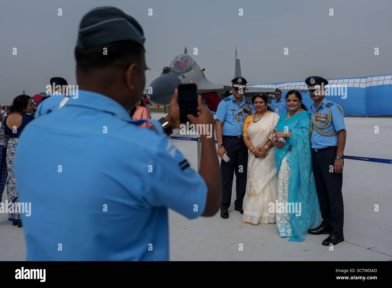 Ghaziabad, India. 08th Oct, 2025. Visitors and Indian Air Force ...