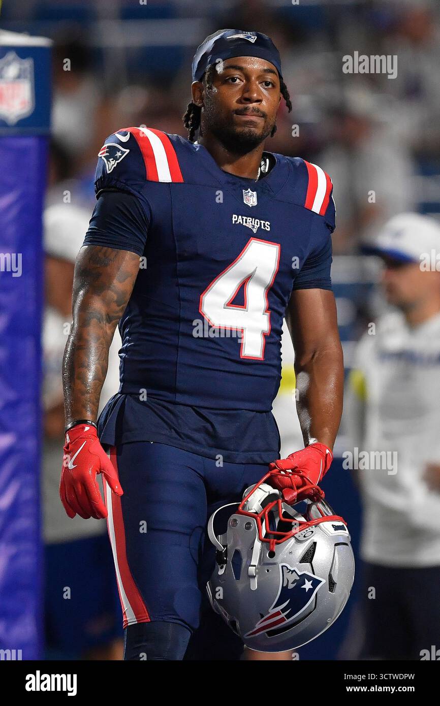 New England Patriots running back Antonio Gibson (4) warms up before an ...