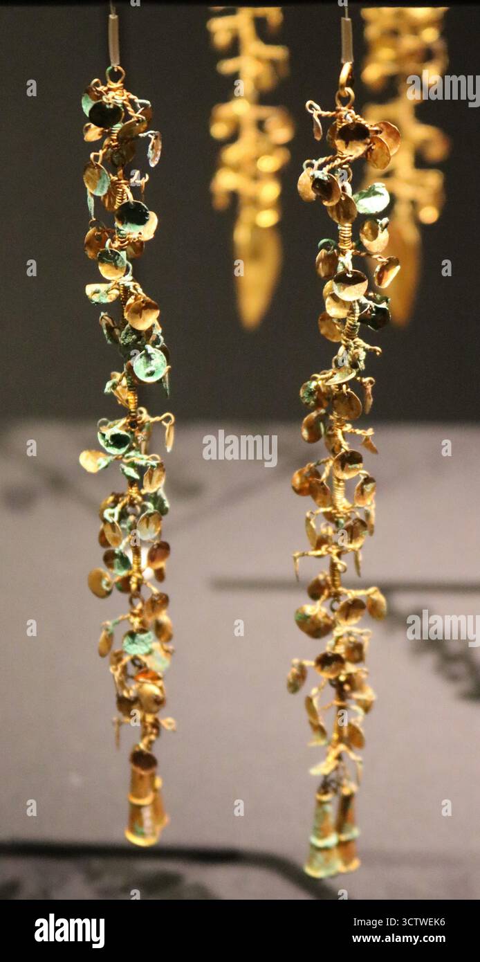 A photograph of the Silla-era gold crown discovered in the Heavenly ...