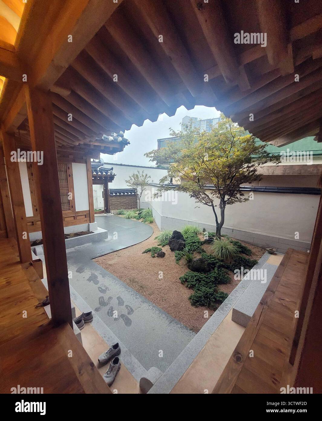 A photograph of a traditional Korean Hanok (??) home in Gyeongju ...