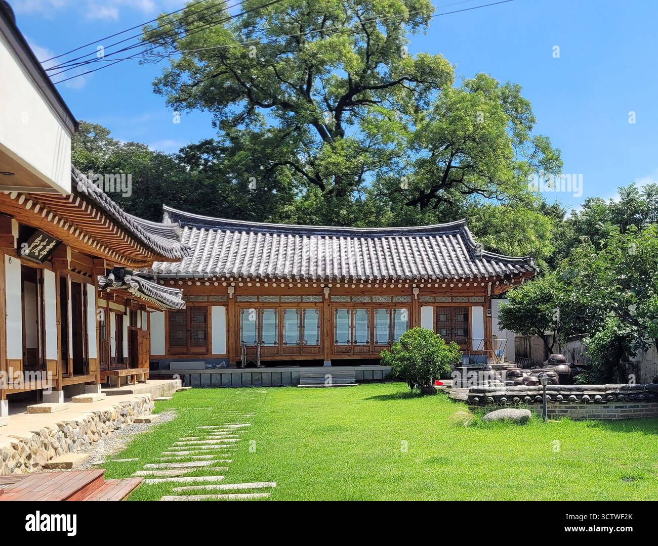 A photograph of a traditional Korean Hanok (??) home in Gyeongju ...