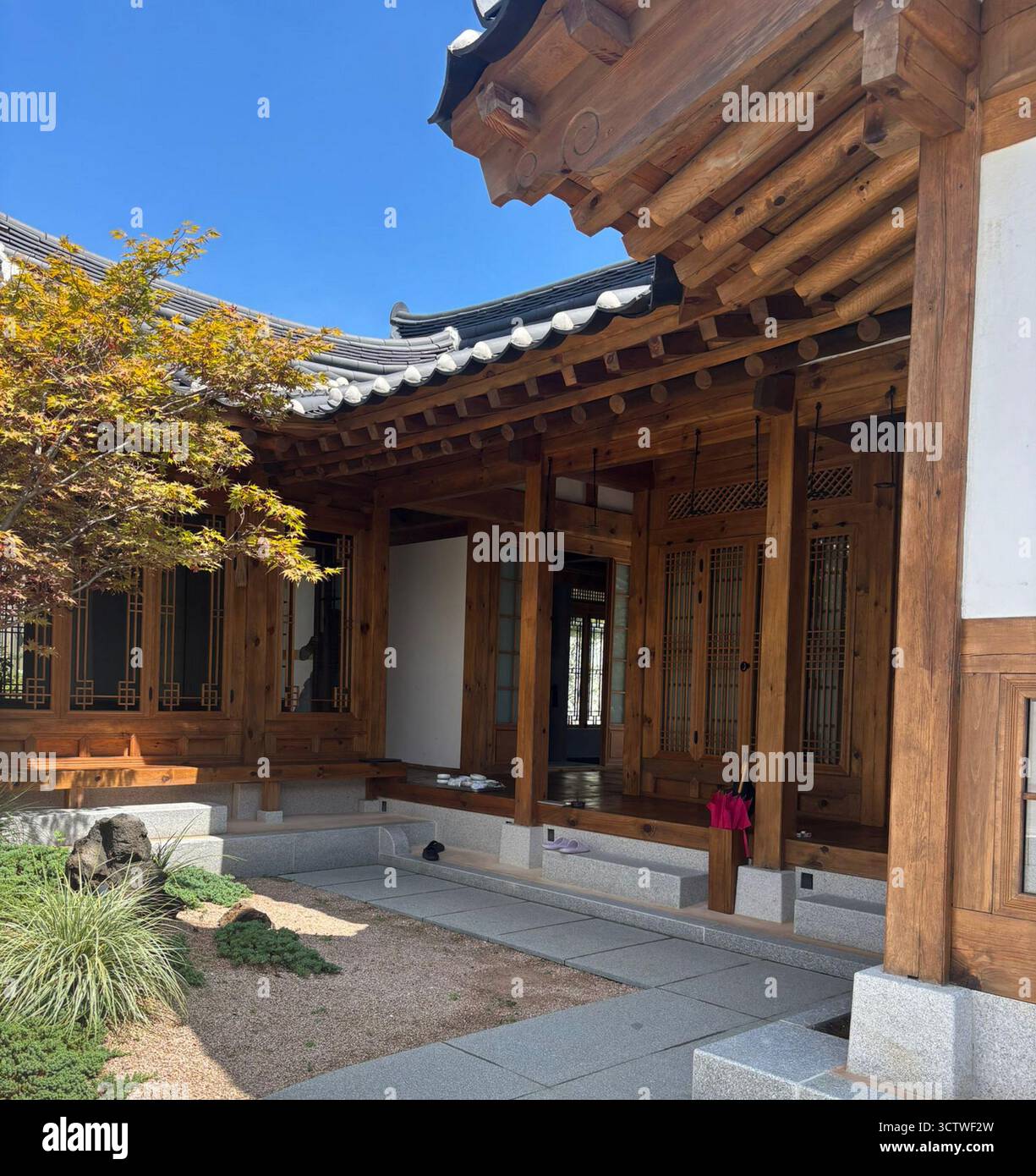 A photograph of a traditional Korean Hanok (??) home in Gyeongju ...