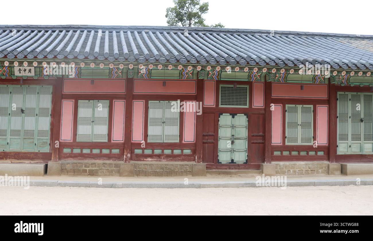 A photograph of a detail from Gyeongbokgung Palace, Seoul, South Korea ...
