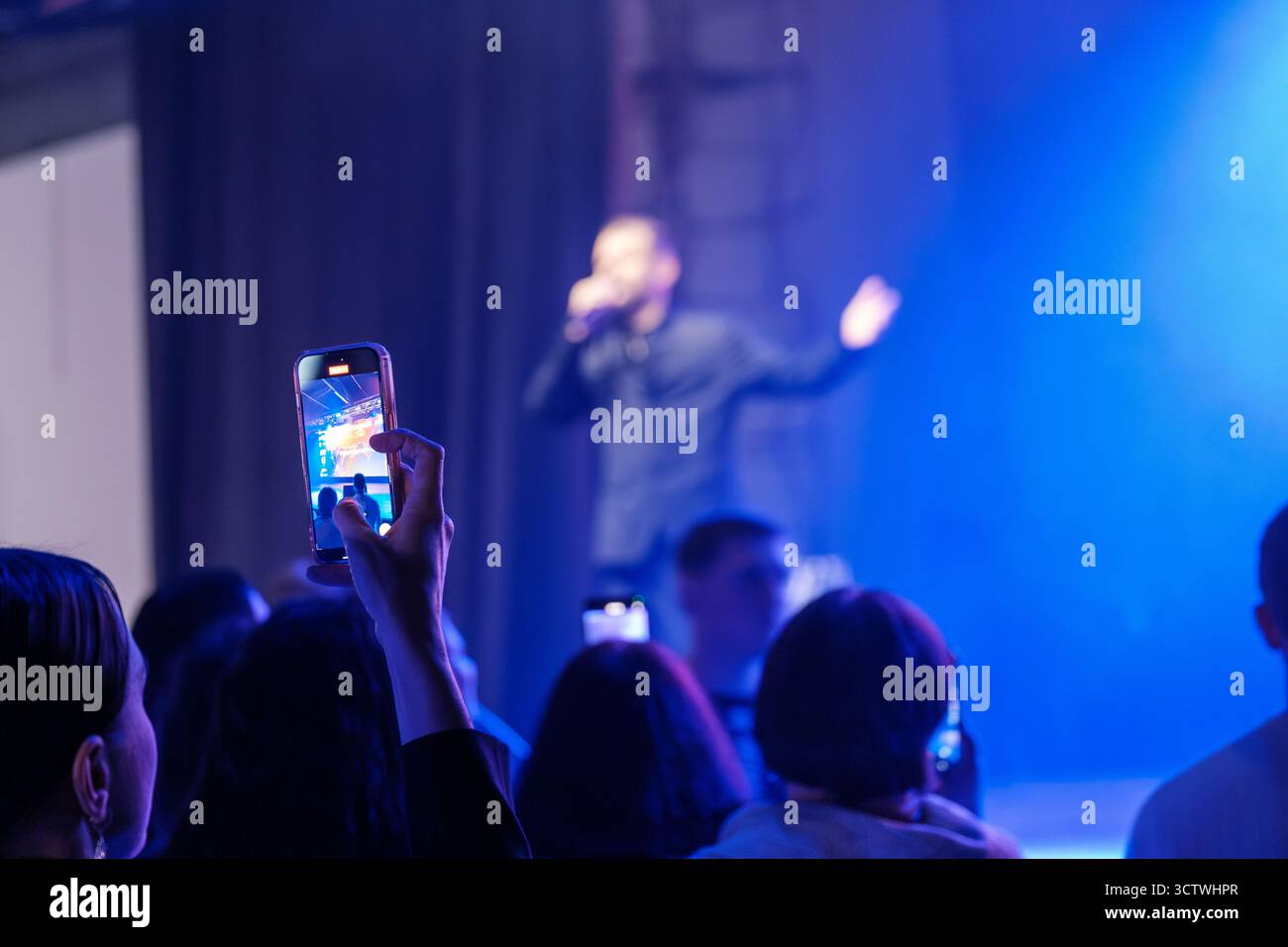 Night club audience front row hi-res stock photography and images - Alamy