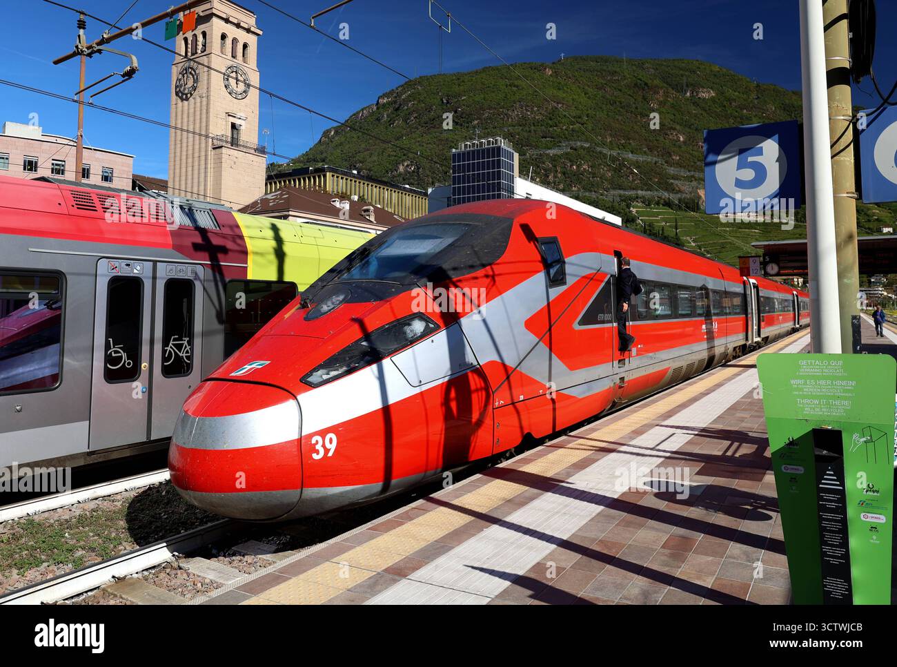 Hier der Blick im Bahnhof Bozen der Frecciarossa, italienischer ...