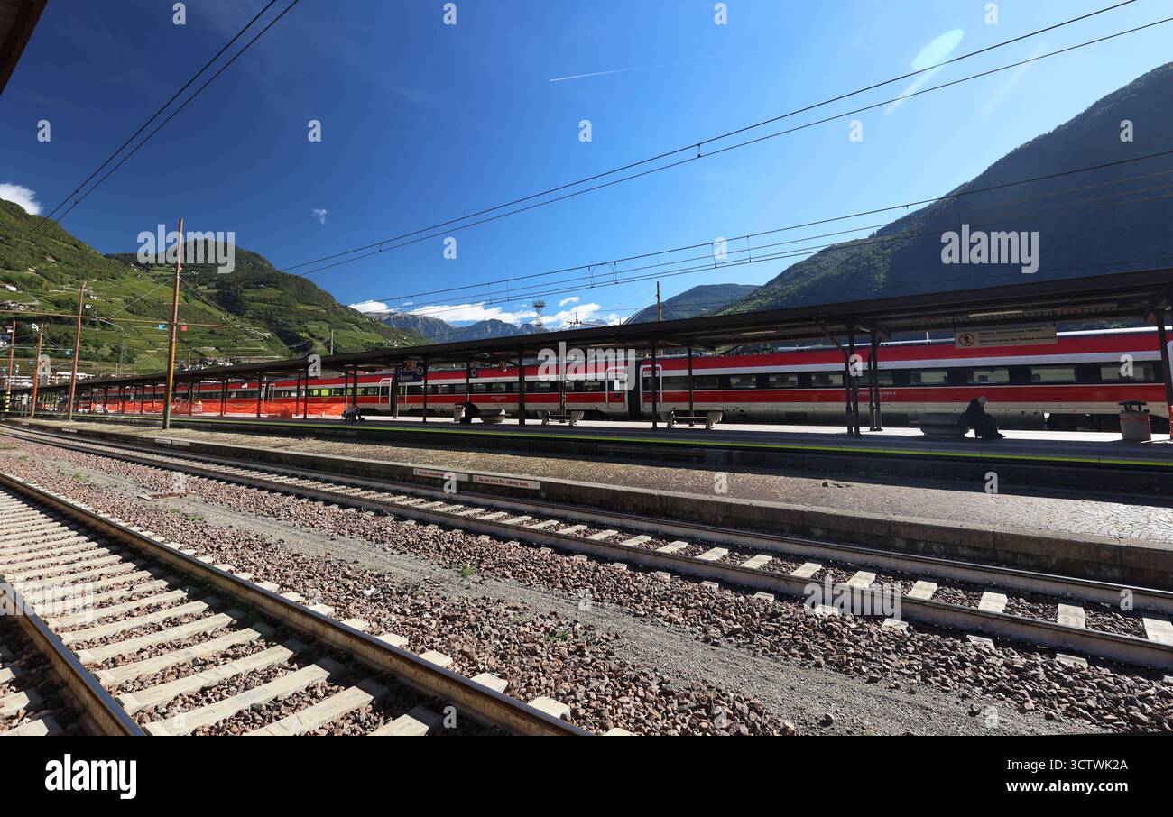 Hier der Blick im Bahnhof Bozen der Frecciarossa, italienischer ...