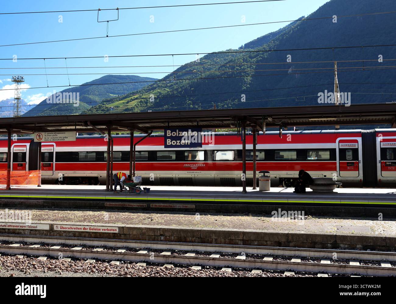 Hier der Blick im Bahnhof Bozen der Frecciarossa, italienischer ...