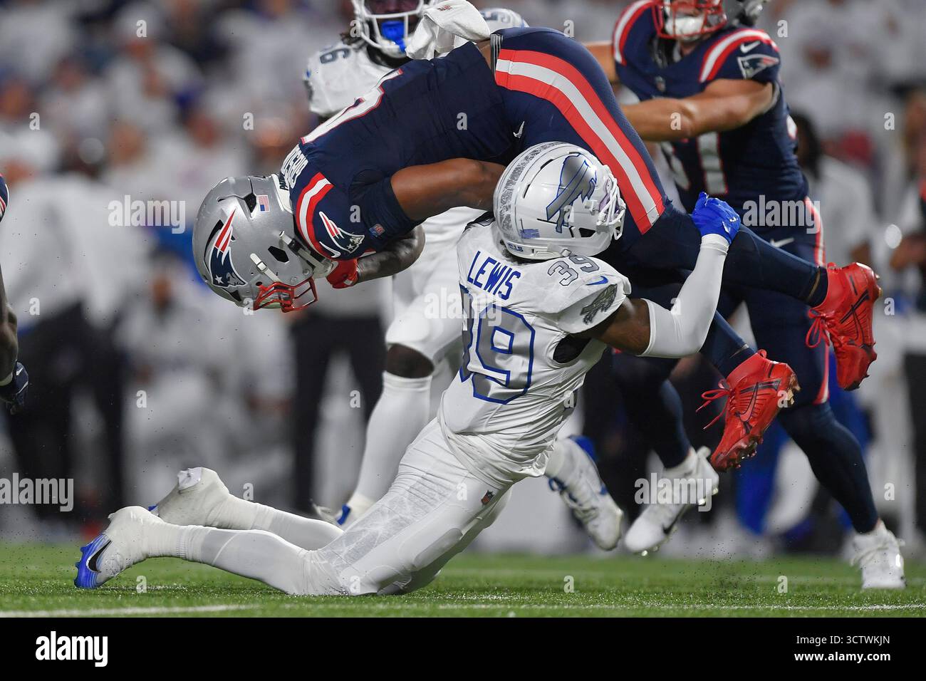 Buffalo Bills defensive back Cam Lewis (39) tackles New England ...
