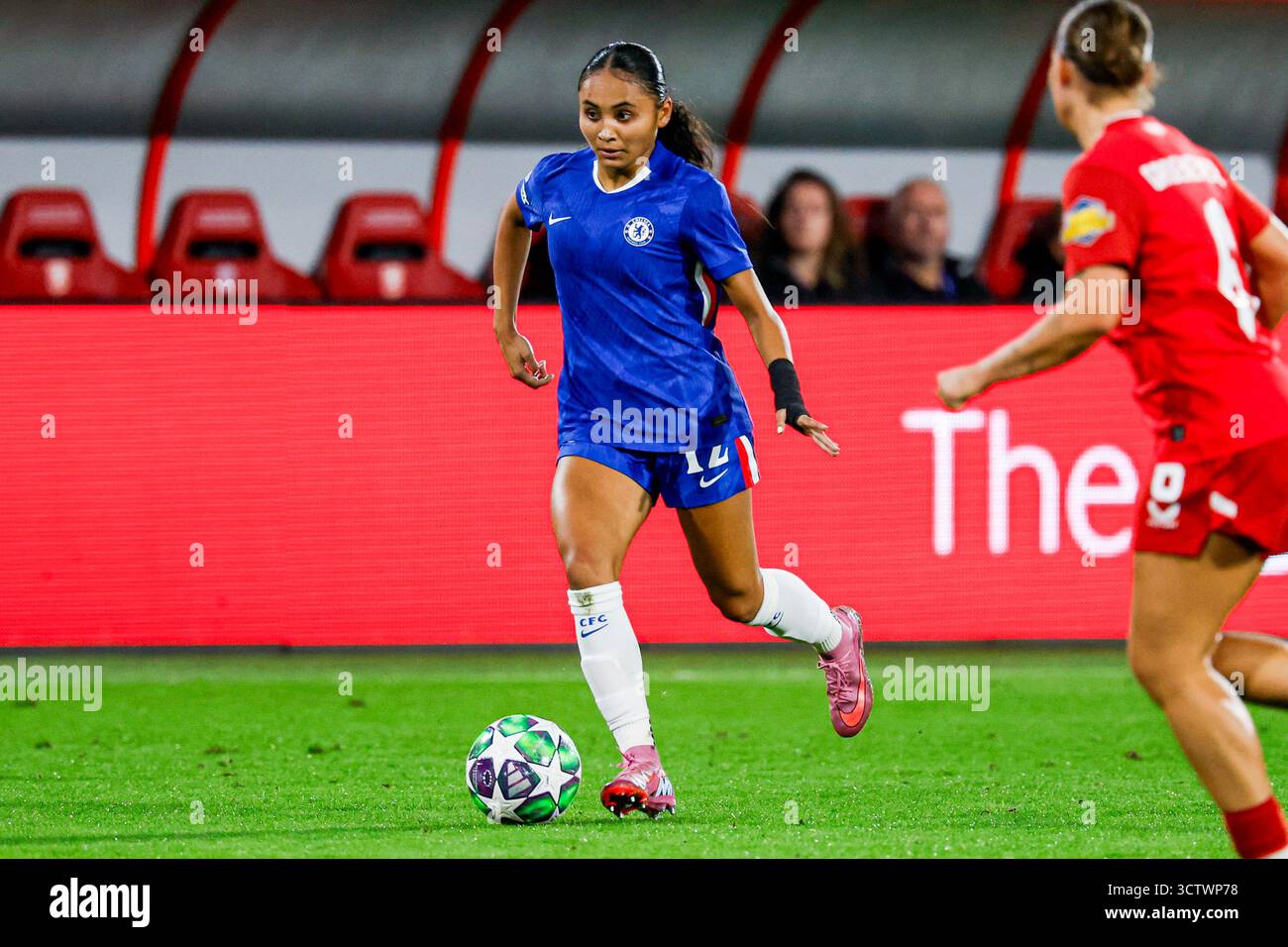Alyssa Thompson of Chelsea FC dribbles with the ball during the UEFA ...