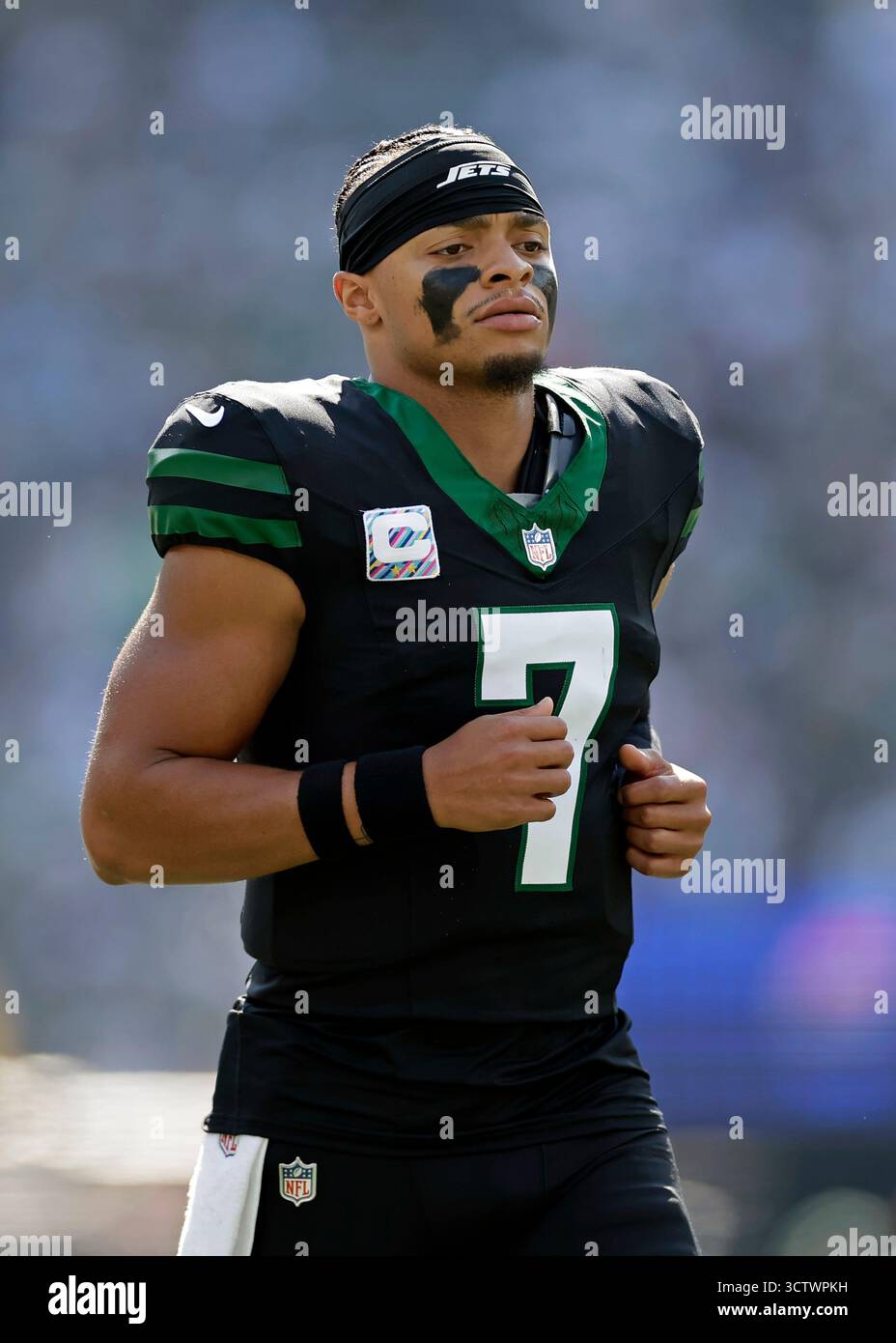 New York Jets quarterback Justin Fields (7) runs before an NFL football ...