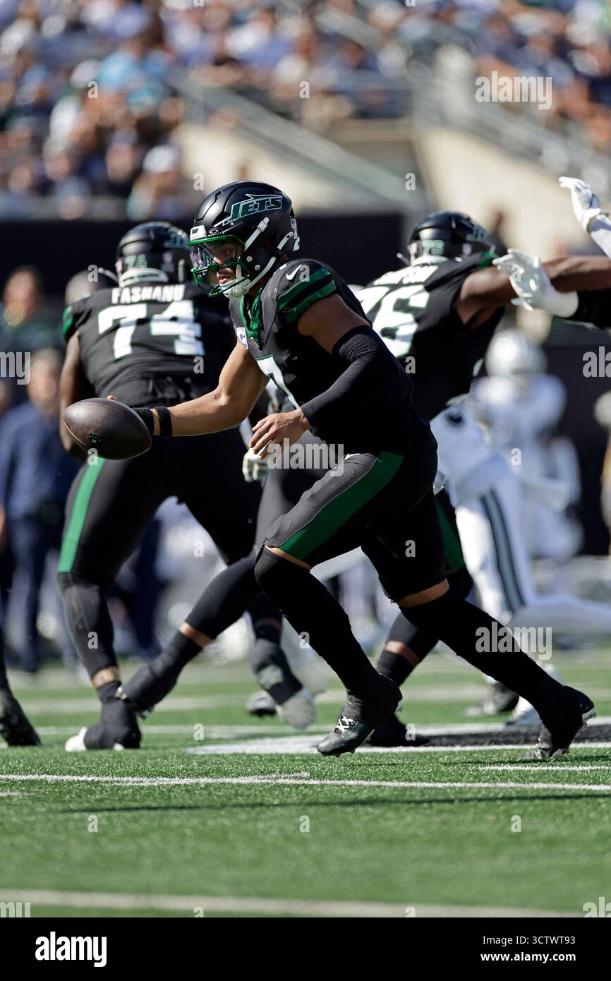 New York Jets quarterback Justin Fields (7) with the ball during an NFL ...