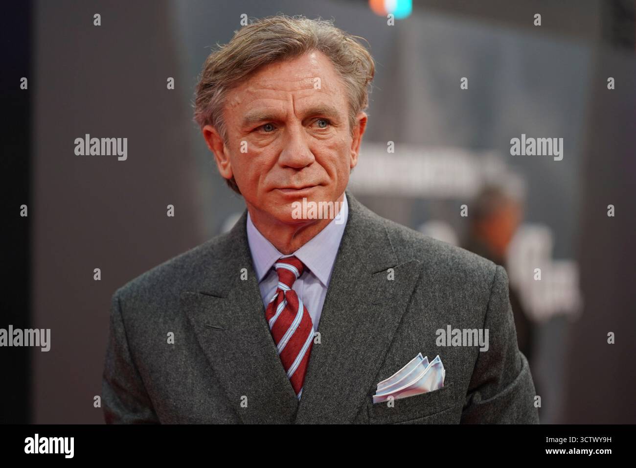 Daniel Craig poses for photographers upon arrival at the premiere of ...