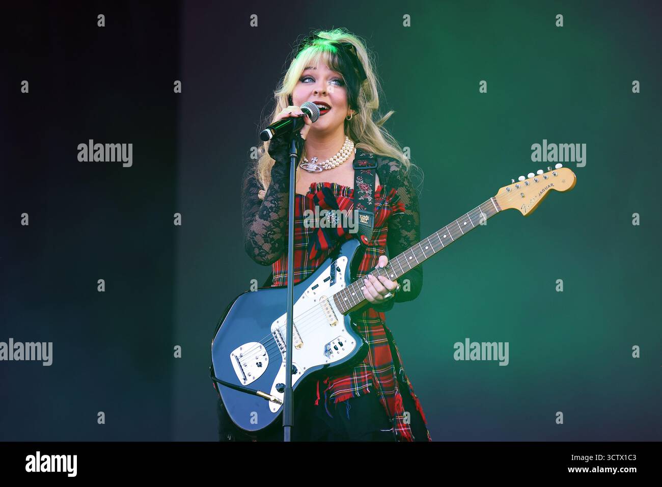 Sophie morgan singer songwriter sophie morgan howarth hi-res stock ...