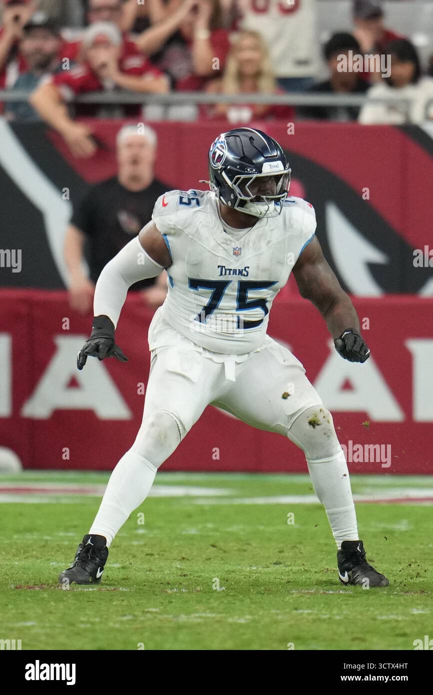 Tennessee Titans offensive tackle Dan Moore Jr. (75) lines up during an ...