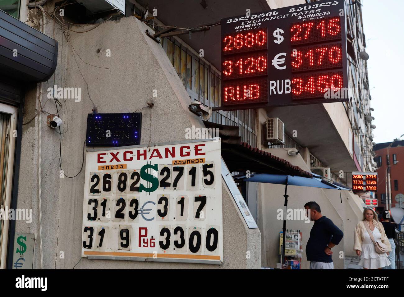 Currency exchange sign in hi-res stock photography and images - Alamy