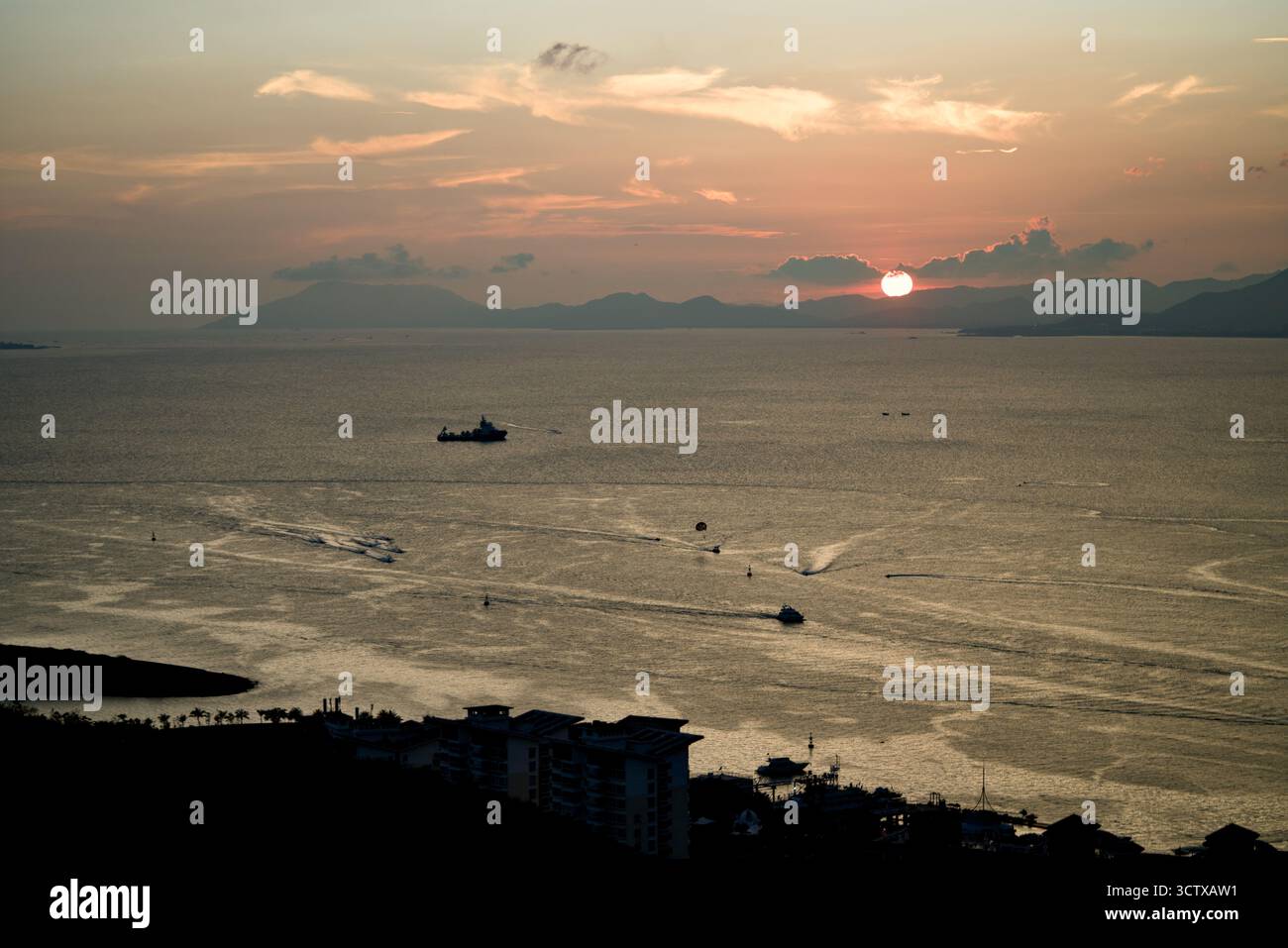 Boating ships in sunset hi-res stock photography and images - Alamy