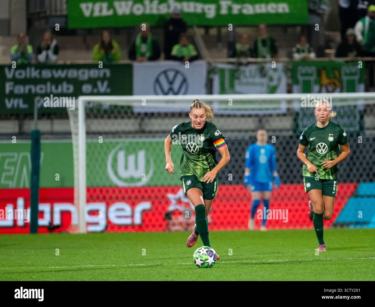 Janina Minge (VfL Wolfsburg, #06) am Ball, GER, VfL Wolfsburg (WOB) vs ...